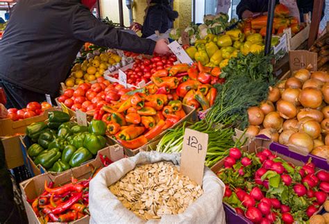 다양한 종류의 신선한 과일 씨앗 견과류 및 채소가 시장에 전시되어 있습니다 음식 0명에 대한 스톡 사진 및 기타 이미지 0명 가격 건강한 식생활 Istock