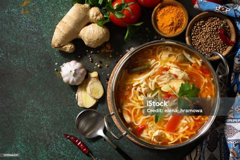 툭파 수프 인도 요리 치킨 생강 실란트로 마늘을 그릇에 얹은 뜨거운 국수 수프 상단보기 평면 누워 배경입니다 공간을 복사합니다