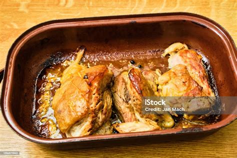 나무 테이블에 구운 팬에 맛있는 구운 돼지 고기 너클 고기 겨자에 대한 스톡 사진 및 기타 이미지 겨자 꿀 0명 Istock