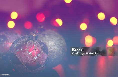 파란색에서 보라색 그라데이션 사진을 아름 다운 Bokeh 배경 만들기 촛대의 빛의 배경에 거짓말 크리스마스 장식 볼 0명에 대한 스톡 사진 및 기타 이미지 Istock