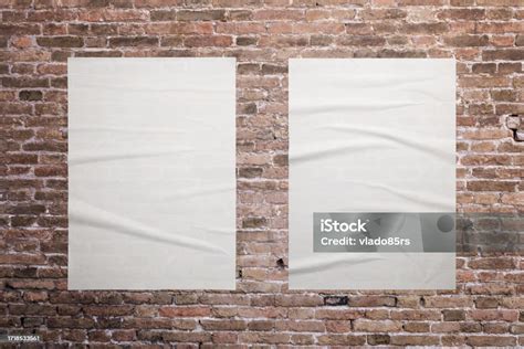 두 개의 빈 흰색 A3 포스터가 벽돌 벽에 붙어 있습니다 모형 그래픽 디자인 프로모션을 위한 이상적인 표면 포스터에 대한 스톡 사진 및 기타 이미지 Istock