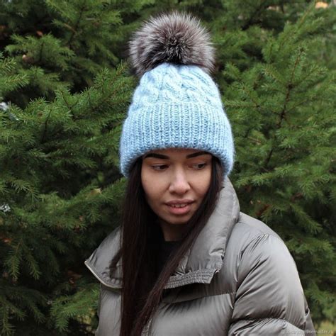 Вязаная шапка голубого цвета с помпоном из чернобурки в интернет