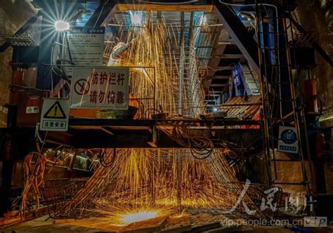 辽宁∶本桓高速公路本溪段沙泡岭隧道中导洞施工忙 人民图片网