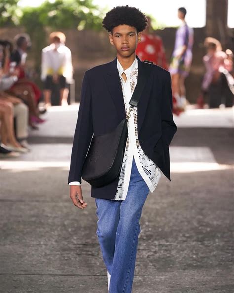 กางเกงยีนส์ฟอกไอเท็มชิ้นคลาสสิคกับกลิ่นไอวินเทจตรงตามยุค Valentino x ...