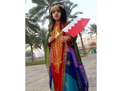 طفلة بحرينية ترتدي الزيّ الشعبي ضمن احتفالات البلاد بالعيد الوطني