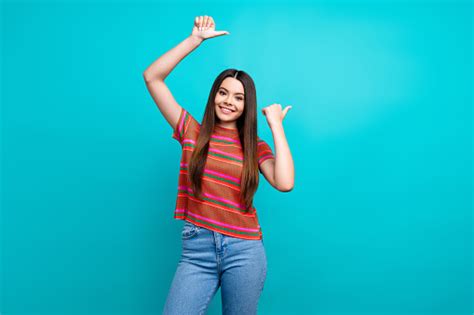 청록색 배경에 생생한 표정과 장난기 넘치는 몸짓으로 화려한 옷차림을 입고 포즈를 취하는 쾌활한 젊은 여성 14 15 살에 대한 스톡 사진 및 기타 이미지 Istock