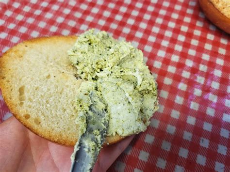 바질페스토를 이용한 요리 ~ 바질 토마토 크림치즈 베이글 만드는법