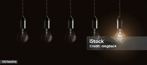 전구는 밝은 전구가 빛나는 천장에 매달려 있으며 혁신의 상징 전구에 대한 스톡 벡터 아트 및 기타 이미지 전구 켰다 끄기 전등 Istock