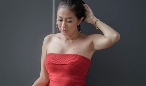 Tante Atien Simon Pakai Baju Seksi Tanpa Tali Awas Jangan Sampai Melorot