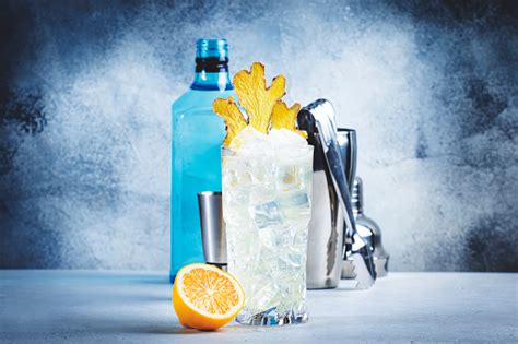 진 노새는 마른 진 레몬 소다 생강으로 상쾌한 여름 칵테일을 선사합니다 음의 공간이 있는 회색 파란색 배경 건조한에 대한 스톡 사진 및 기타 이미지 Istock