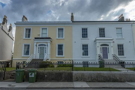 흐린 푸른 하늘 아래 더블린 샌디코브 지구에 있는 고급 아파트의 주거용 건물 0명에 대한 스톡 사진 및 기타 이미지 0명 거리 건물 외관 Istock