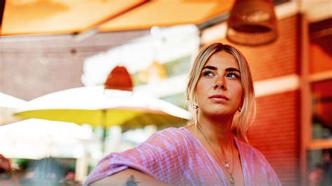 Influencer Manon Van Den Bos Warns Against Breast Implants Vox Magazine