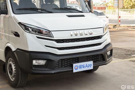【依维柯得意聚财版 2 5t 客车短轴低顶后单胎 5 9座前格栅侧俯拍图片 汽车图片大全】 易车