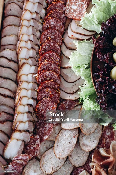 햄 소시지 살라미 등 다양한 육류 제품을 감상할 수 있습니다 축제 테이블에 고기의 종류 0명에 대한 스톡 사진 및 기타 이미지 Istock