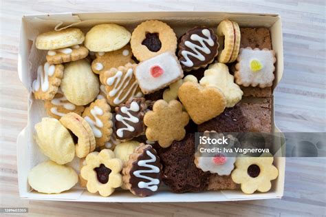 잼 채우기와 맛있는 달콤한 크리스마스 쿠키 화이트 바닐라 롤 진저 브레드 린저와 초콜릿 과자의 그룹 0명에 대한 스톡 사진 및 기타 이미지 Istock