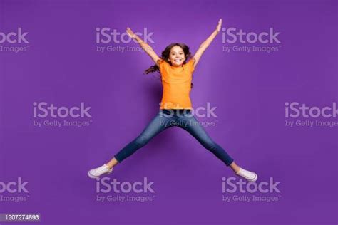 라일락 보라색 보라색 파스텔 컬러 배경에 고립 된 즐거운 봄 시간을 가지고 점프 하는 멋진 사랑 스러운 귀여운 쾌활 한 쾌활 한 물결 모양의 소녀의 전체 길이 바디 사이즈