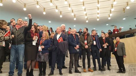 Близо 200 делегати напуснаха червения конгрес когато Нинова застана на трибуната Обновена и