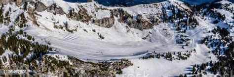 겨울에는 브라운 스키 리조트 스 티 알과 Idealhang 카 르 벤 델 알프스 백 0명에 대한 스톡 사진 및 기타 이미지 0명 겨울 겨울 스포츠 Istock