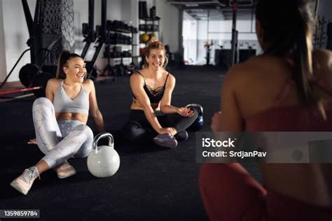 운동 후 즐거운 여성은 자신의 여성 피트니스 강사와 이야기 20 24세에 대한 스톡 사진 및 기타 이미지 20 24세 30 34세 건강한 생활방식 Istock
