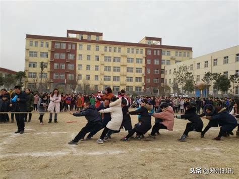 荥阳市豫龙镇第一小学举行“庆元旦 迎新年”拔河比赛同学