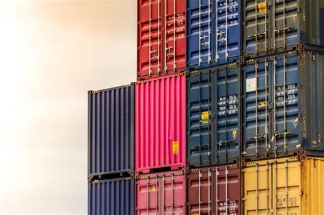 화물 컨테이너 화물 컨테이너 야드 도크에서 화물 컨테이너 스택 산업 야드 가져오기 및 내보내기 물류 개념 프리미엄 사진