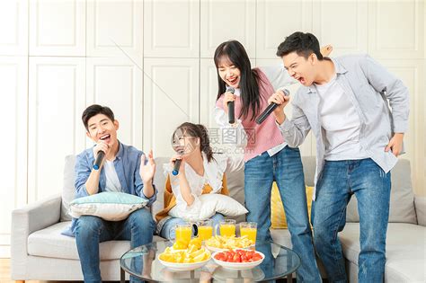 青年聚会唱歌高清图片下载 正版图片501433225 摄图网