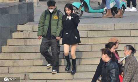 “二八月乱穿衣”模式开启，不会还有人在穿秋裤吧 搜狐大视野 搜狐新闻