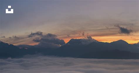 구름이 아래에 떠 있는 푸른 일몰 하늘에 하얀 초승달 사진 Unsplash의 무료 자연 이미지