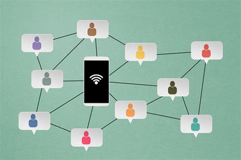 온라인 커뮤니케이션 또는 소셜 네트워킹의 개념 흰색 휴대 전화와 그런 지 흰색 연설 거품 종이 그런 지 배경에 여러 색 사람 아이콘으로 잘라 대화 풍선 문자 기호에 대한