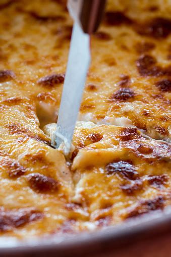 Pastitsio 전통적인 그리스 구운 쇠고기 토마토 죽은 태아의 치즈 볘 샤 멜 소스와 함께 파스타 캐 서 롤 가루로 빻은에 대한 스톡 사진 및 기타 이미지 Istock