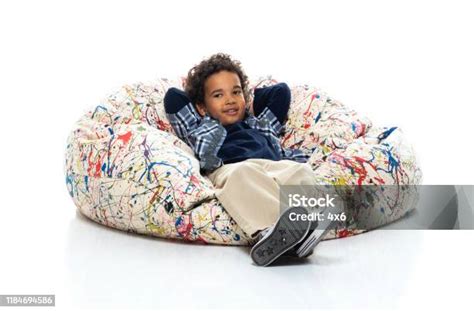 앉아있는 소년의 전체 길이 웃고있는 휴식 행복 쾌활한 웃음 빈백에 대한 스톡 사진 및 기타 이미지 빈백 아이 4 5세 Istock