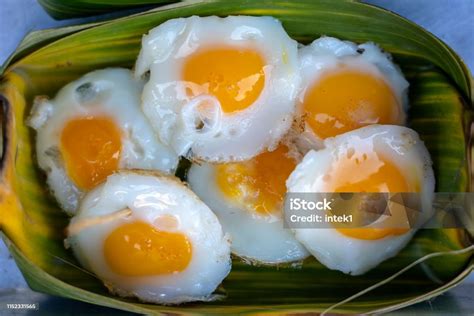 바나나 잎으로 만든 용기에 튀긴 메 추 라 기 계란은 태국 근접 촬영에서 현지 시장에서 길거리 음식입니다 태국 음식 거리에 대한 스톡 사진 및 기타 이미지 Istock