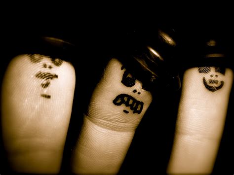 무료 이미지 화이트 사진술 다리 손가락 문신 색깔 모자 어둠 검은 노랑 팔 네일 닫다 인간의 몸 착색 피부 아름다움 감정 매크로 사진