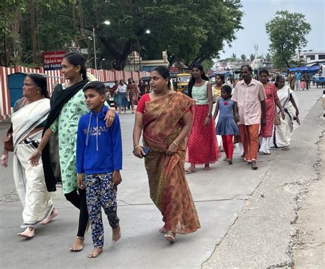 அக்னி நட்சத்திர விழா பழநி மலையைச் சுற்றி கிரிவலம் வந்த பக்தர்கள் On The Occasion Of Agni