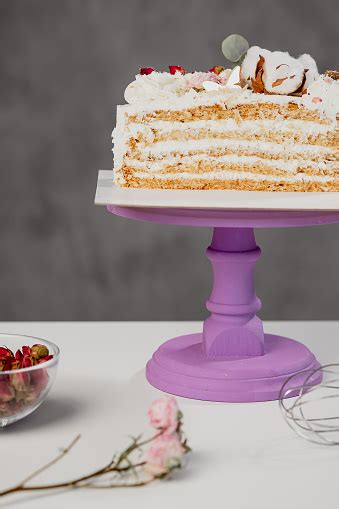 과자의 테이블입니다 흰색 퍼프 케이크와 페이스트리 도구를 잘라 0명에 대한 스톡 사진 및 기타 이미지 0명 건강에 좋지 않은 음식 과일 Istock