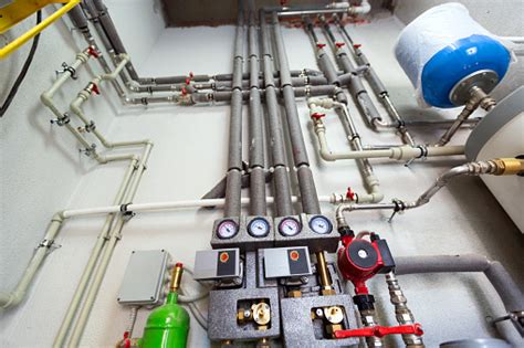 구리 밸브 스테인리스 볼 밸브 수압 탐지기 및 중앙 난방 시스템의 플라스틱 파이프 및 개조 개조 및 건설 중에 아파트의 보일 러 실에서 단열재와 물 파이프 인디의 컨셉