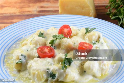 론델리 카넬로니 파마산 치즈 토마토 바질 허브 이탈리아 및 프랑스 요리의 건강 식품을 곁들인 화이트 소스의 맛있는 뇨키 파스타 건강한 생활방식에 대한 스톡 사진 및 기타
