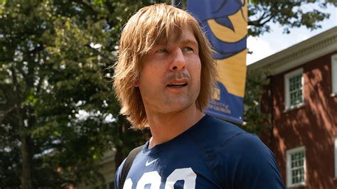 Glen Powell aparece irreconhecível no trailer da nova série de comédia Chad Powers Pimenta Nerd