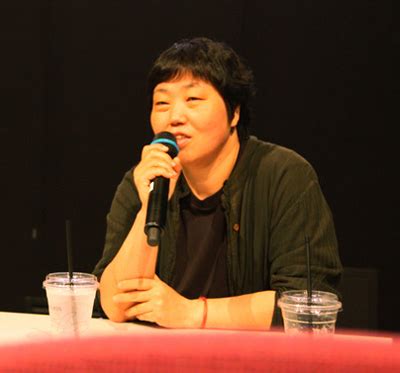 임순례 감독 시골 초등학교에 깜짝 도서 기증 아주경제