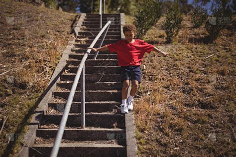 男孩在障碍赛中向下移动
