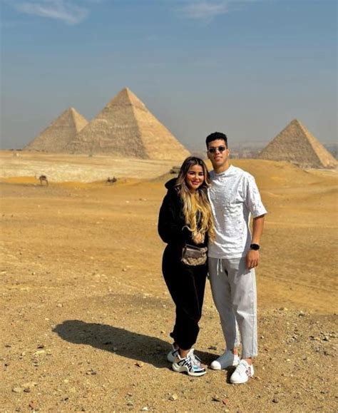 قبل الانضمام لميتلاند إمام عاشور ينشر صورا بصحبة خطيبته فى الأهرامات