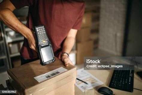 바코드 리더기를 사용하여 컴퓨터에 데이터를 저장하는 배달 담당자 바코드 스캐너에 대한 스톡 사진 및 기타 이미지 바코드 스캐너 전자 상거래 글로벌 비즈니스 Istock