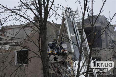 В Кривом Роге из под завалов дома в который попала вражеская ракета достали тела женщины и