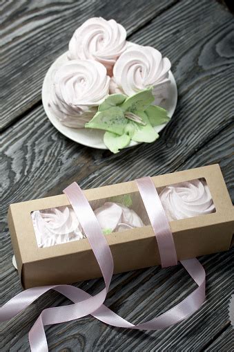 제퍼 꽃 골판지 상자에 Zephyr 마시멜로 샘플 근처 상자를 묶기 위한 테이프입니다 소나무 판에 0명에 대한 스톡 사진 및 기타 이미지 Istock