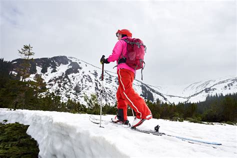 배낭과 눈 덮인 슬로프 사이 스키 투어에 여성 스키어의 백보기 회색 하늘에 공간을 복사합니다 로우 앵글 스냅샷 건강한 생활방식에 대한 스톡 사진 및 기타 이미지 Istock