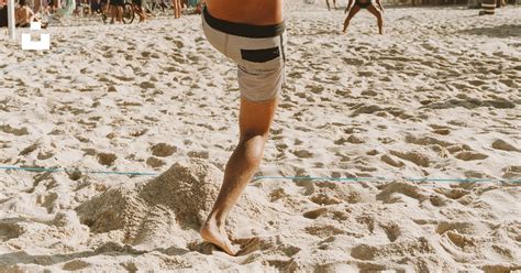 낮에 하얀 모래 위를 달리는 검은 반바지를 입은 토플리스 남자 사진 Unsplash의 무료 여름 이미지