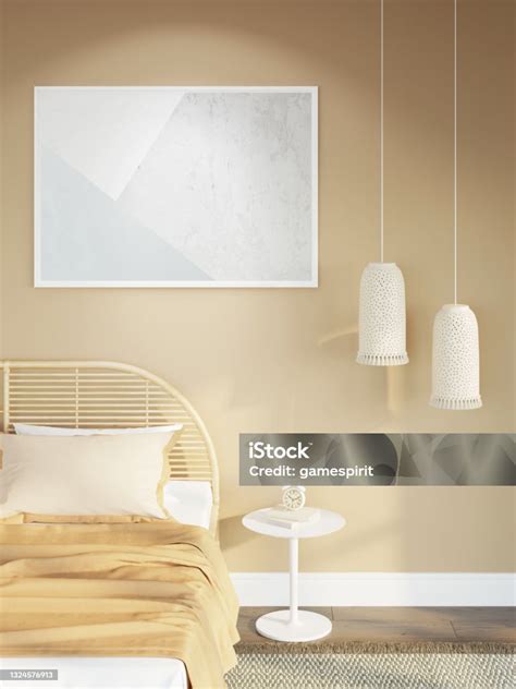 대나무 헤드보드 위에 수평 포스터가 있는 따뜻한 색상의 햇볕이 잘 드는 침실 우아한 흰색 침대 옆 테이블 근처의 두 개의 트레이스 램프 나무 바닥에 카펫이 있습니다 전면