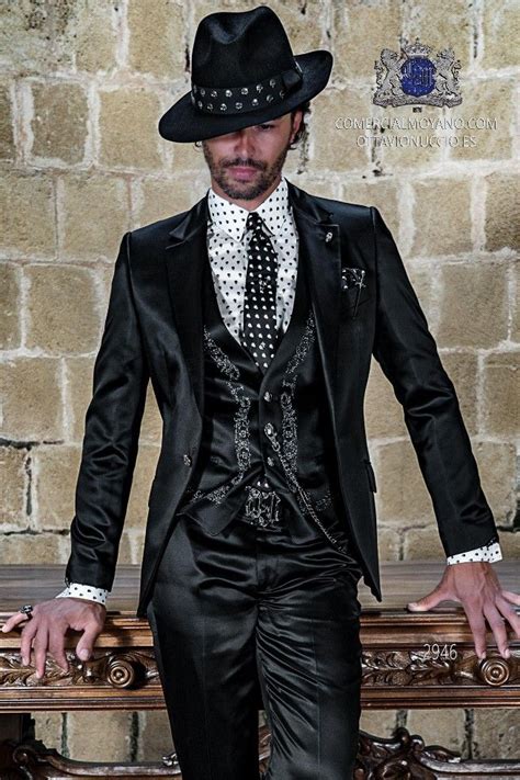 Traje Negro De Raso Con Motivos Metálicos Cadena Y Calaveras Chaleco