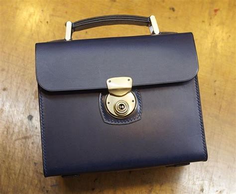 파란색 프론트백 브롬톤 프론트백 Brompton Frontbag 아이소피카 가죽공방 가죽공예 Aesopica Leather Craft Leather