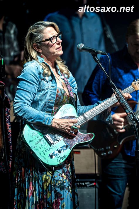 Altosaxo Susan Tedeschi Of Tedeschi Trucks Band Performs At Filene
